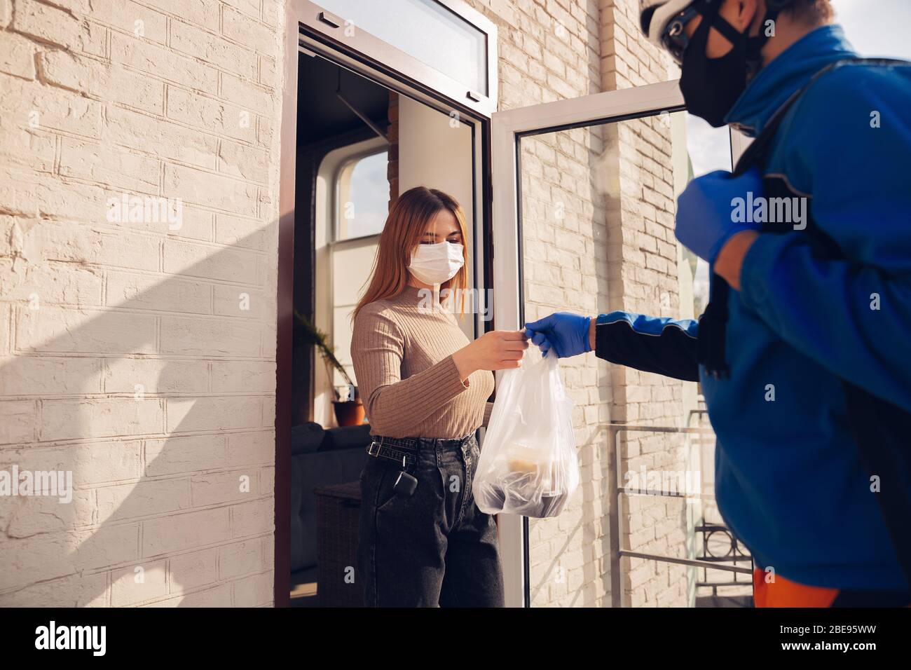 Delivery man parcel box knocking hi-res stock photography and images ...
