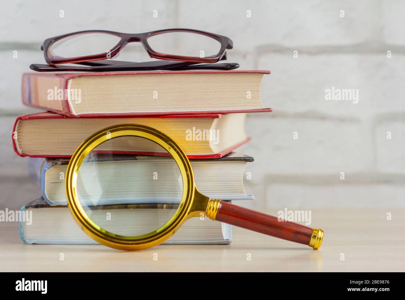 Magazine magnifying glass hi-res stock photography and images - Alamy
