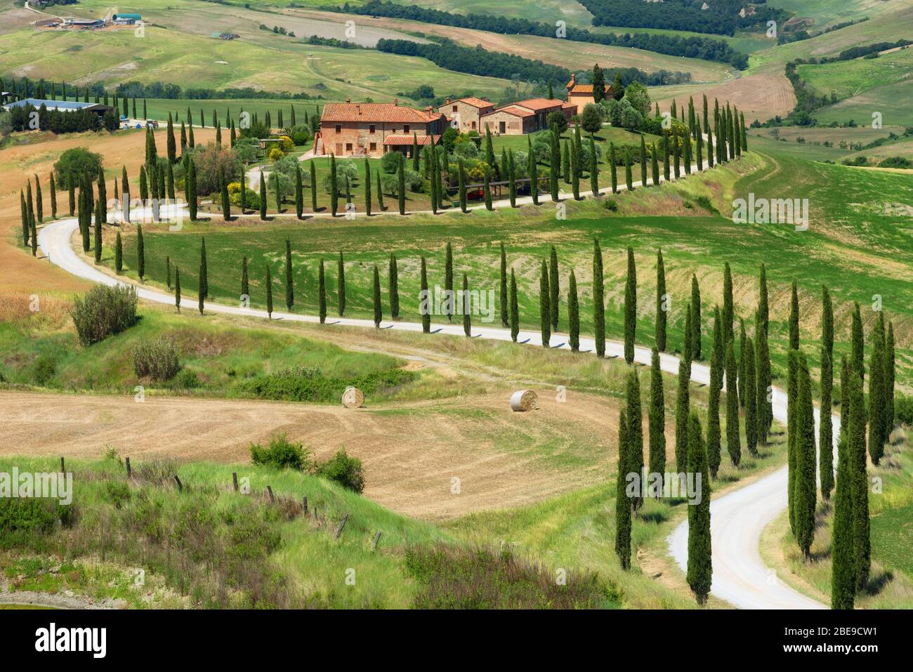Magnificent spring landscape.Beautiful view of typical tuscan farm ...