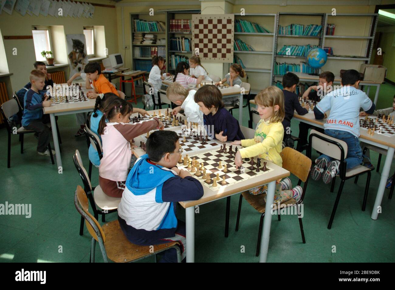 School children play game chess hi-res stock photography and images - Alamy