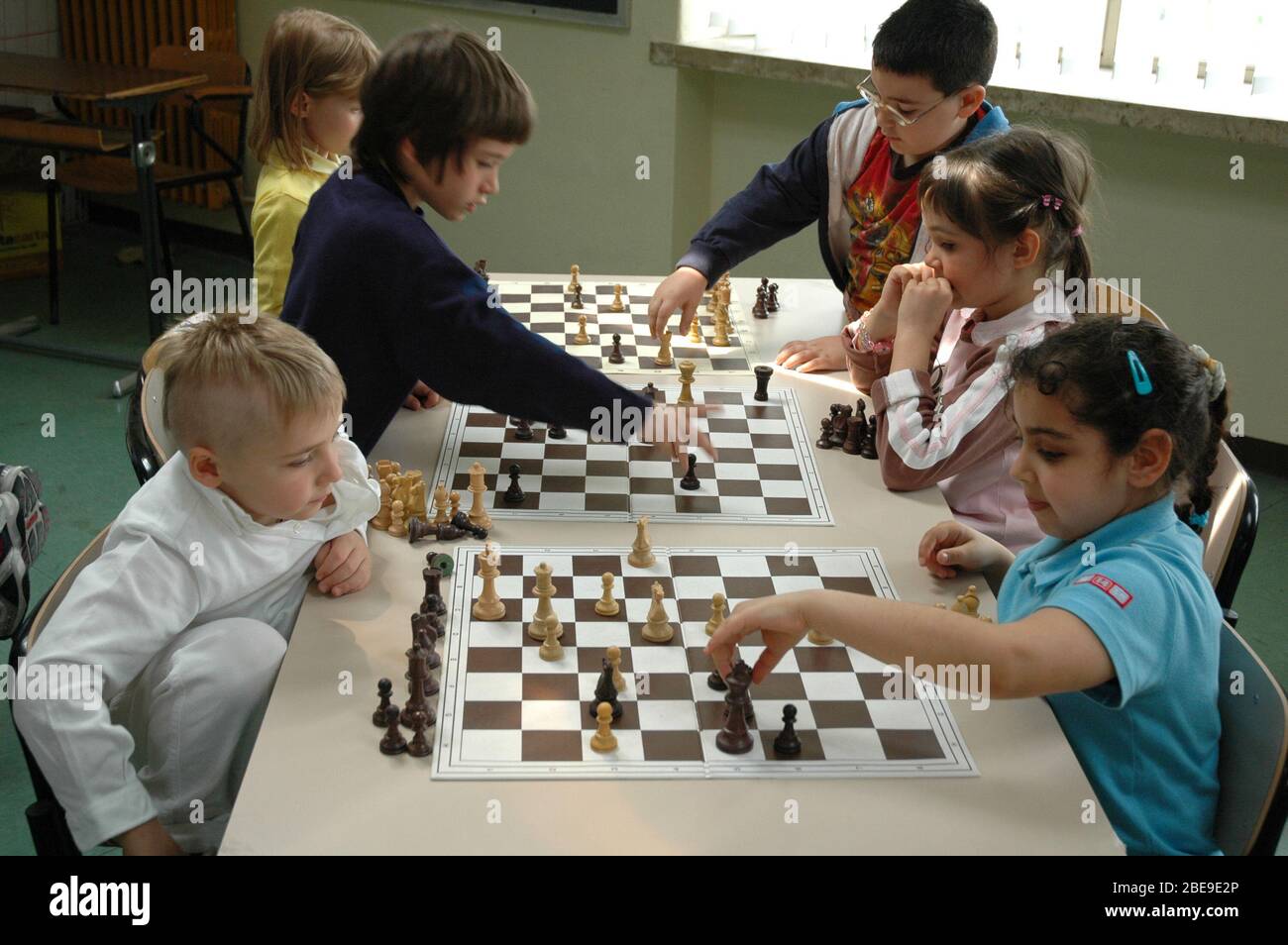 School children play game chess hi-res stock photography and images - Alamy