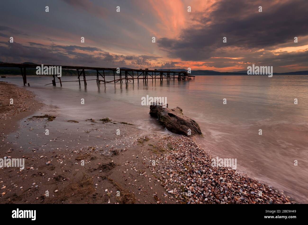 Sun in the middle hi-res stock photography and images - Alamy
