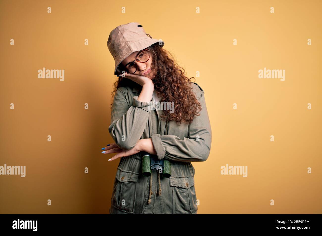 Young beautiful tourist woman on vacation wearing explorer hat and ...