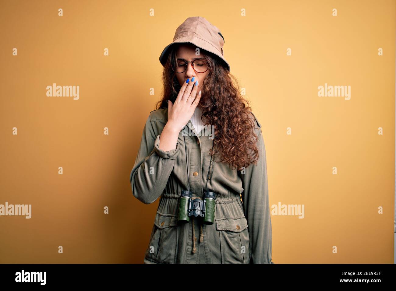 Young beautiful tourist woman on vacation wearing explorer hat and ...