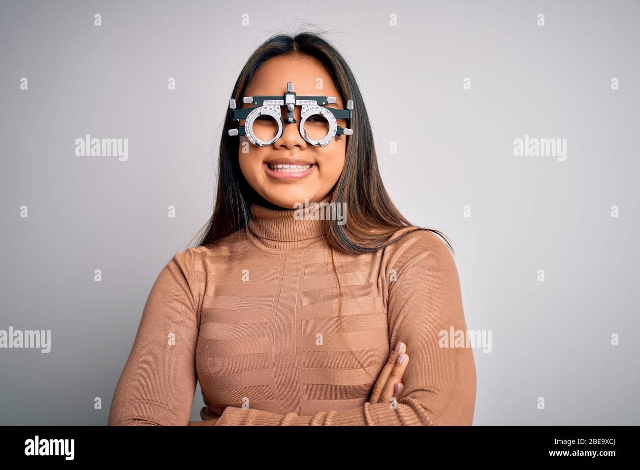 Young asian optical girl controlling eyesight using optometry glasses ...