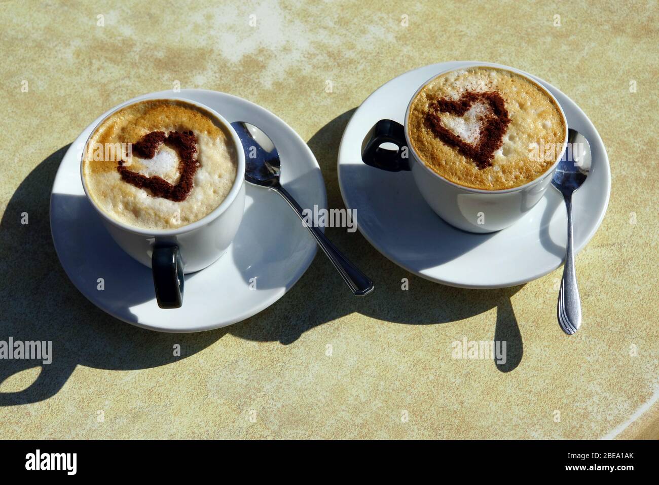 zwei Cappuccino mit Herz-Muster Stock Photo - Alamy