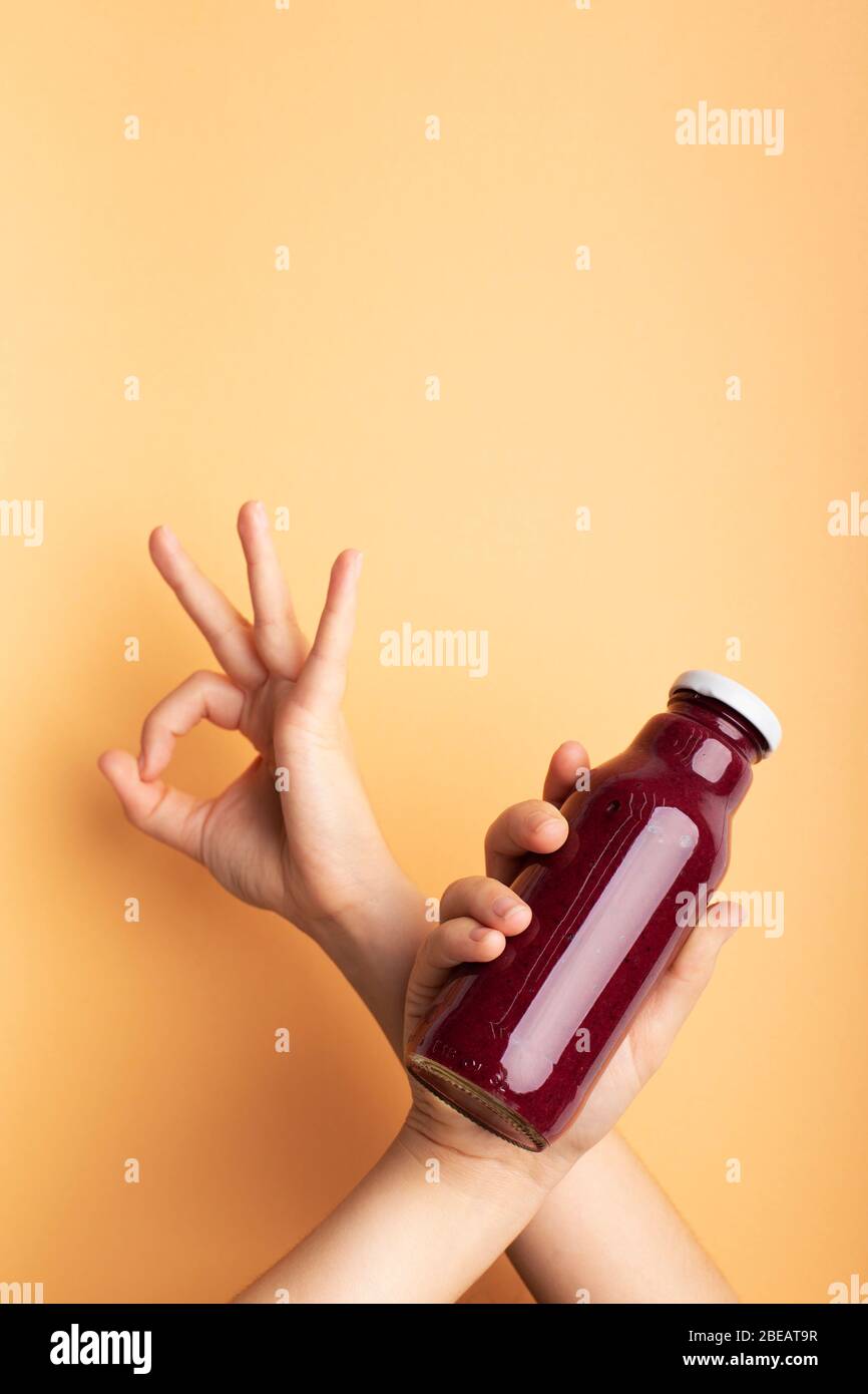 Hand over drink hi-res stock photography and images - Alamy