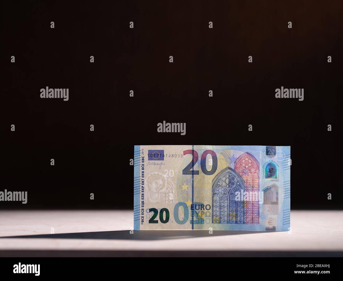 ROLL OF 20 EURO NOTES WRAPPED IN ELASTIC BAND Stock Photo - Alamy
