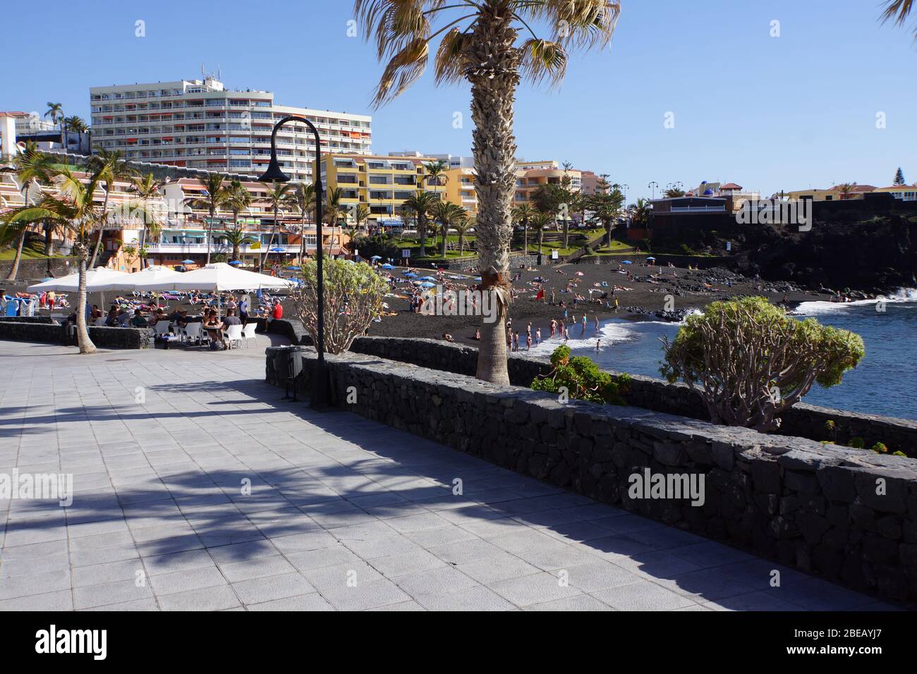 Badespass am Strand La Arena, Puerto de Santiago, Teneriffa, Kanaren ...