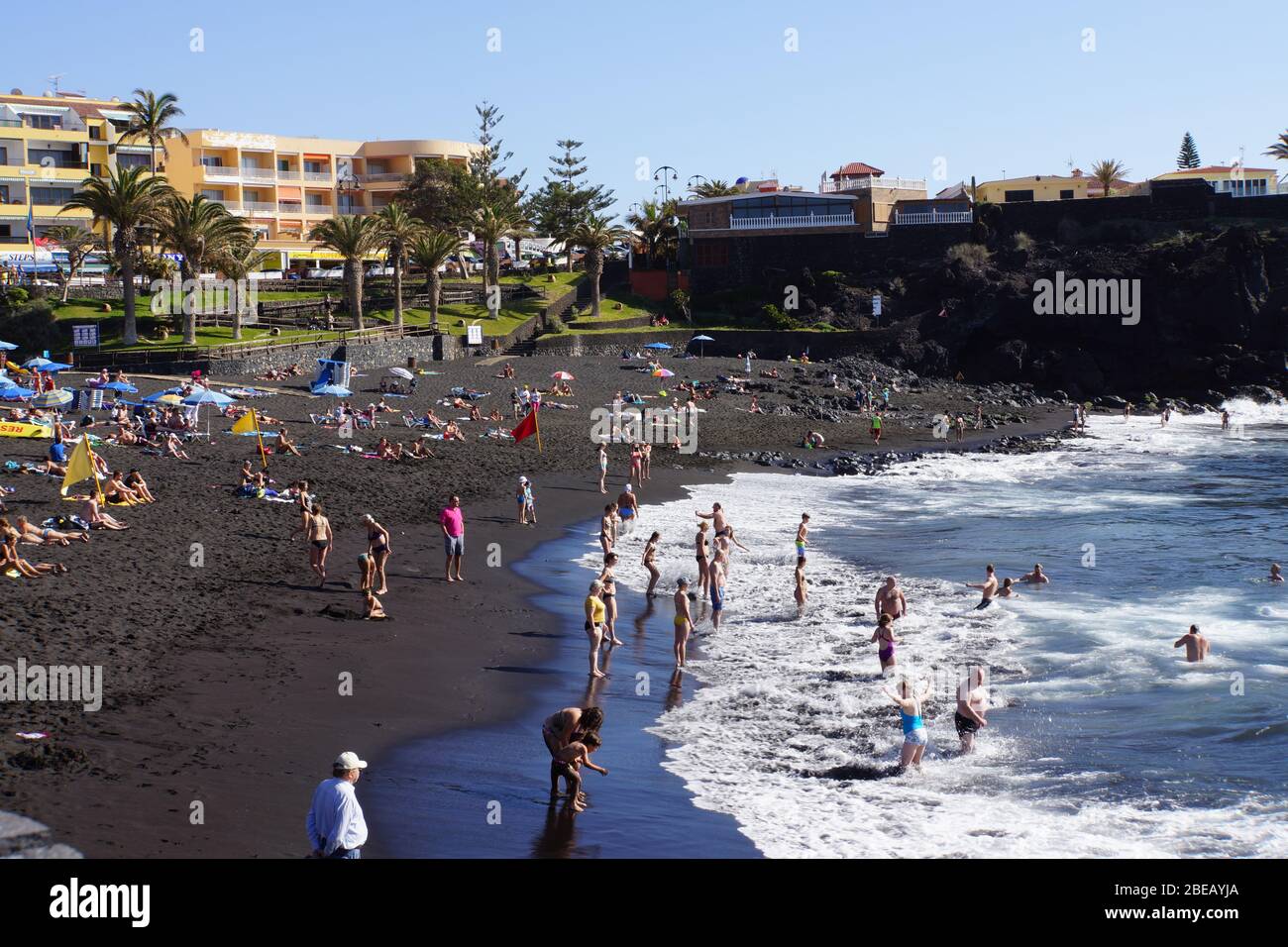 Badespass am Strand La Arena, Puerto de Santiago, Teneriffa, Kanaren ...