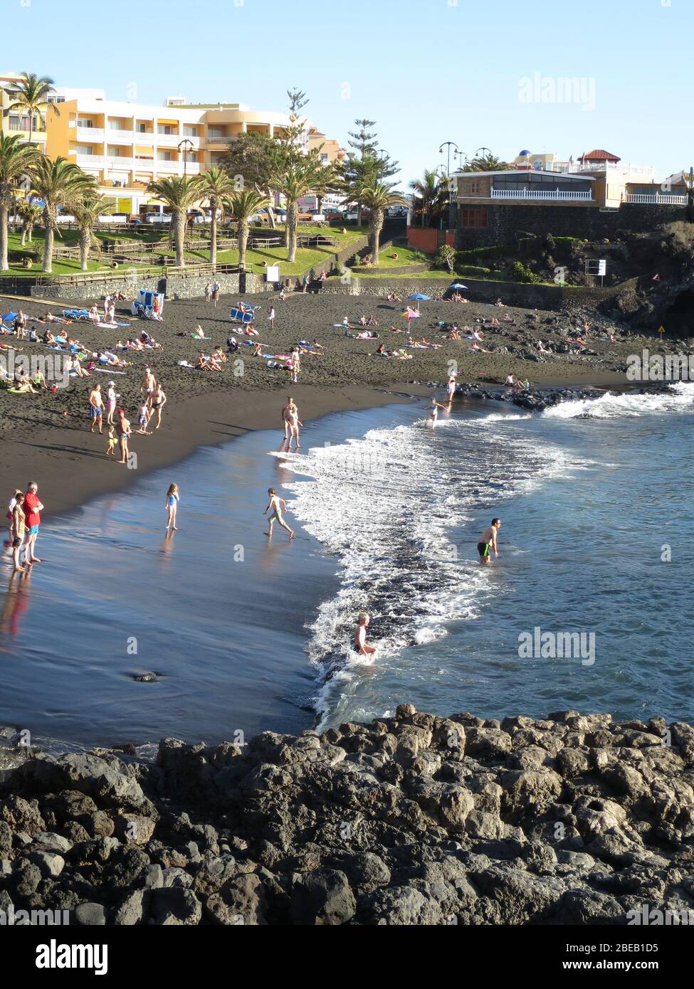 Badespass am Strand La Arena, Puerto de Santiago, Teneriffa, Kanaren ...