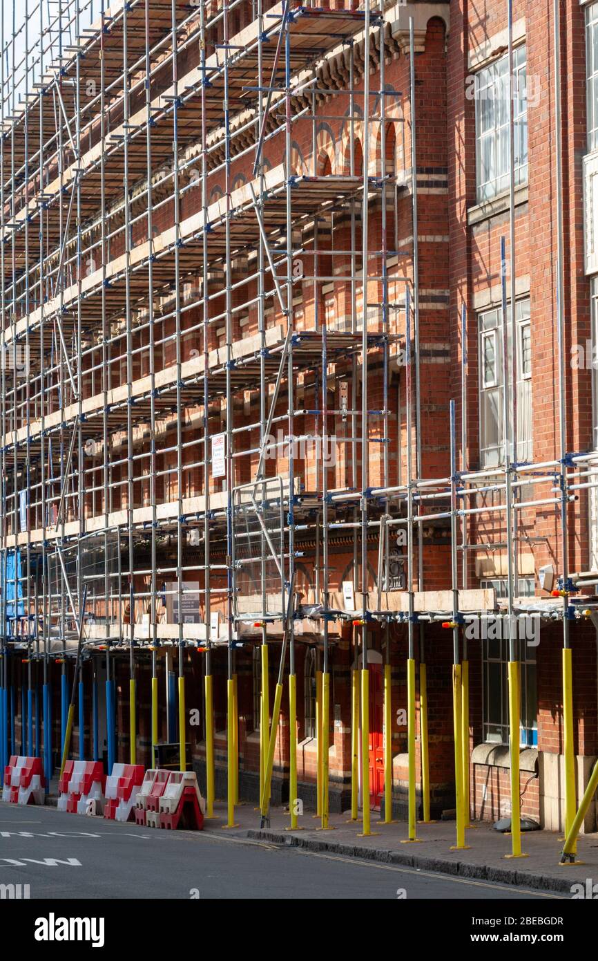 Scaffold scaffolding street building hi-res stock photography and ...