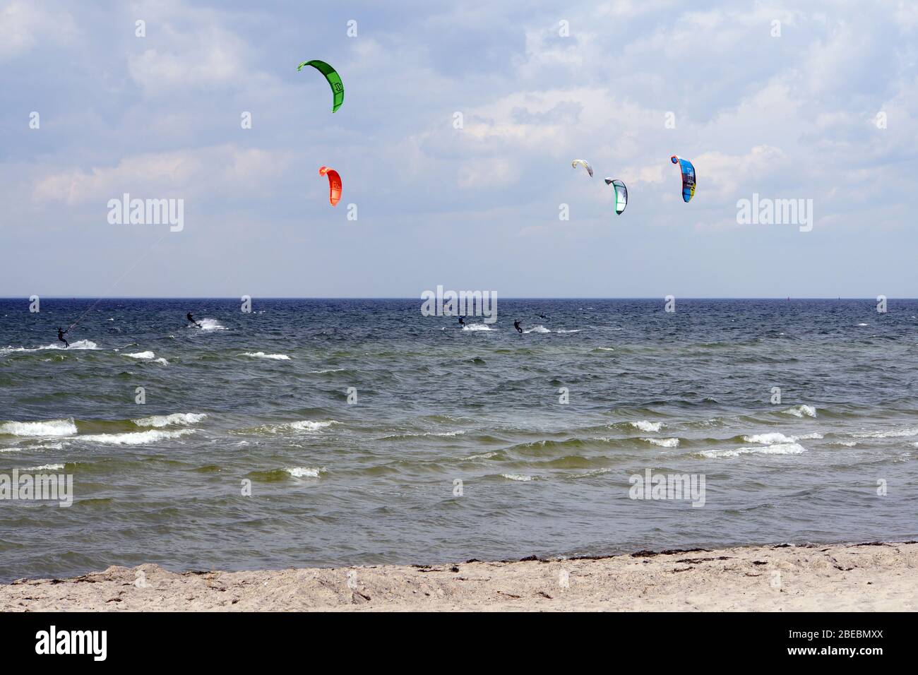 Kitesurfer in Timmendorf Strand, Insel Poel, Mecklenburg-Vorpommern ...