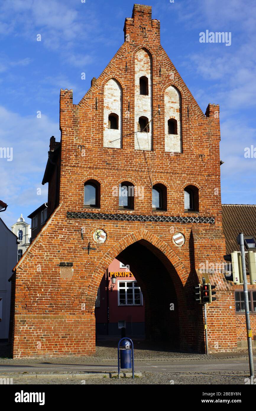 Wassertor, Stadttor in der historischen Altstadt, Wismar, Mecklenburg ...