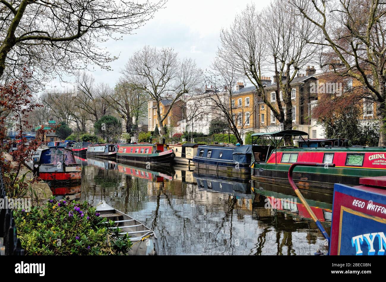 Narrow boats england hi-res stock photography and images - Alamy