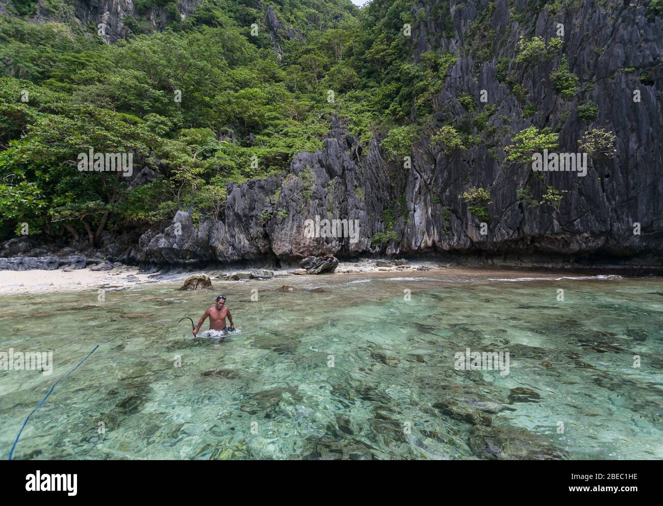 El Nido, Palawan, Philippines : local fisherman snorkeling in clear ...