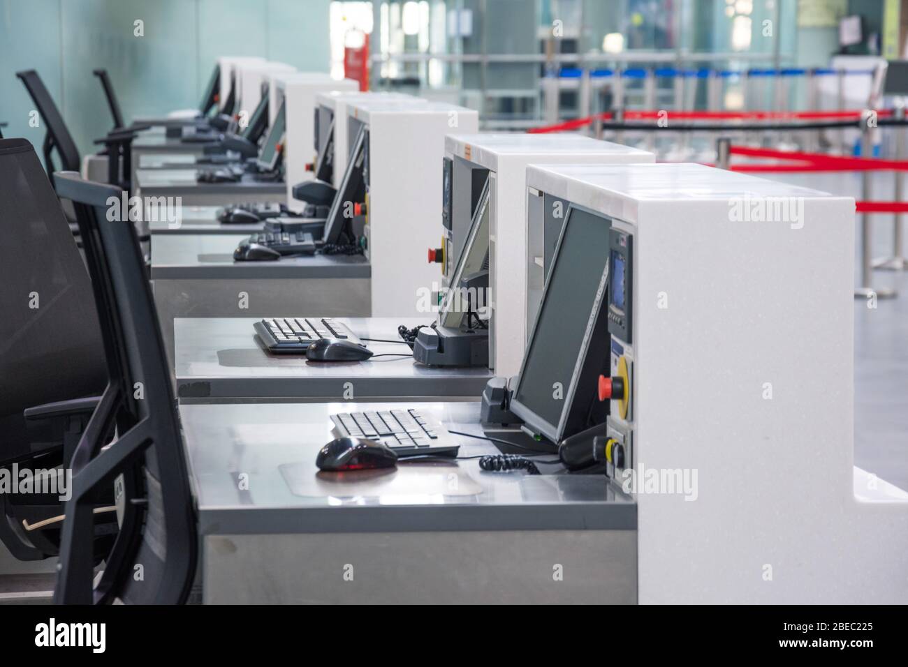 Reception desks hi-res stock photography and images - Alamy