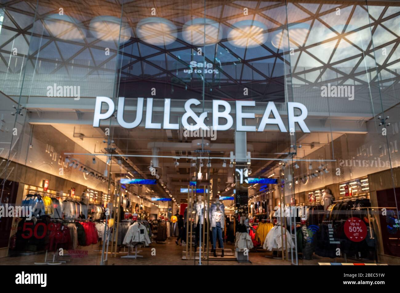 Pull and bear hi-res stock photography and images - Alamy