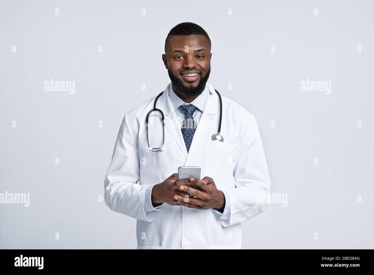 Doctor holding mobile phone hi-res stock photography and images - Alamy