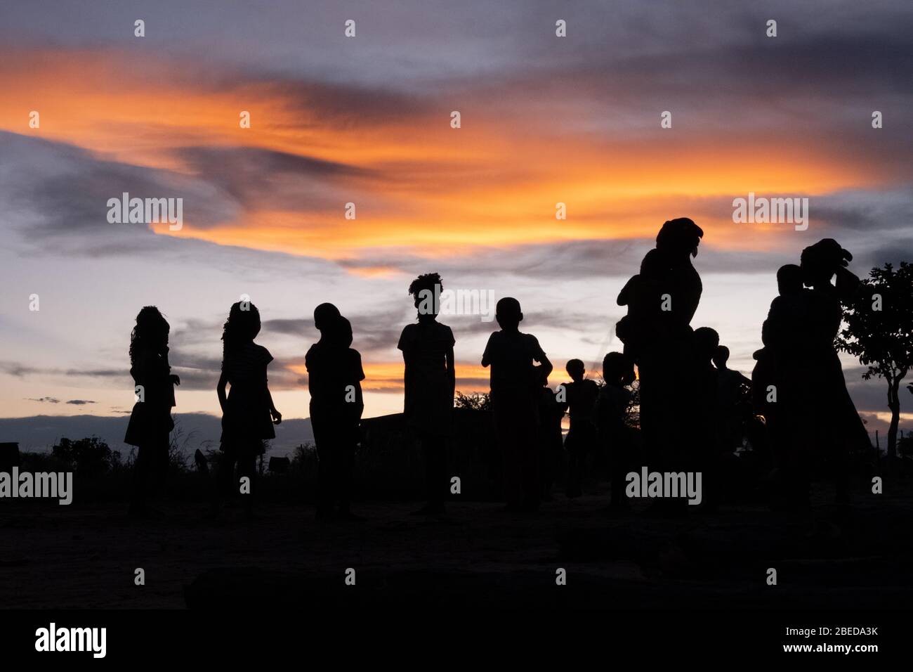 Indigenous children silhouette hi-res stock photography and images - Alamy