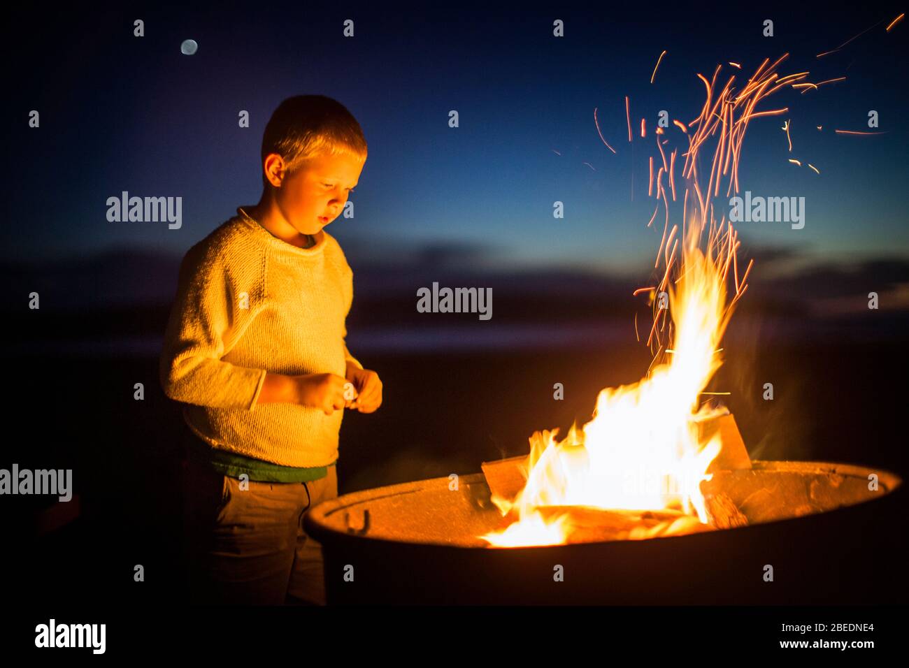 Boy at a campfire hi-res stock photography and images - Alamy