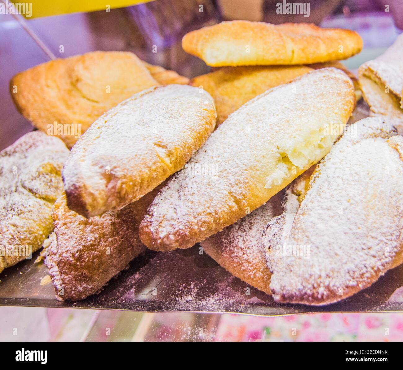 the real pastry, desserts, pastries and cakes prepared in the artisan ...