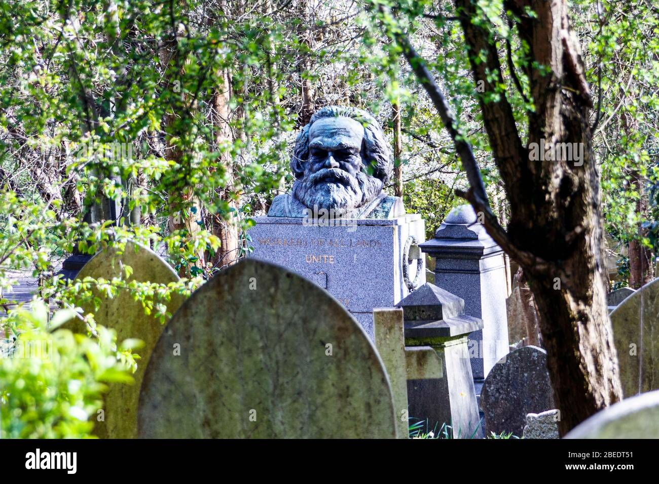 Headstone highgate cemetery hi-res stock photography and images - Alamy