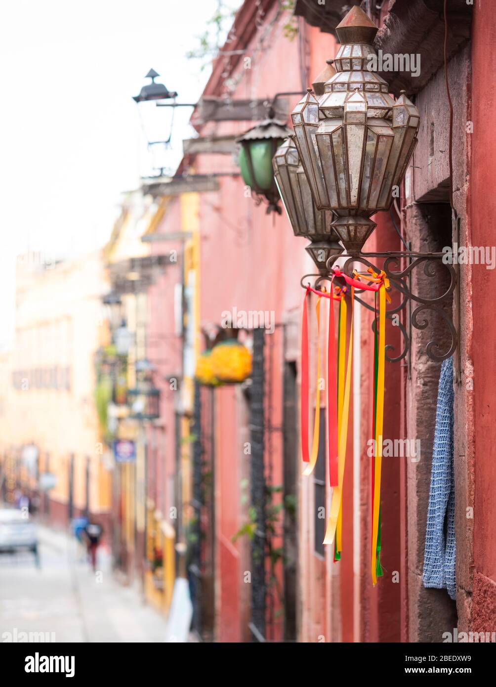 Shops line a street in colonial San Miguel de Allende, Mexico Stock ...