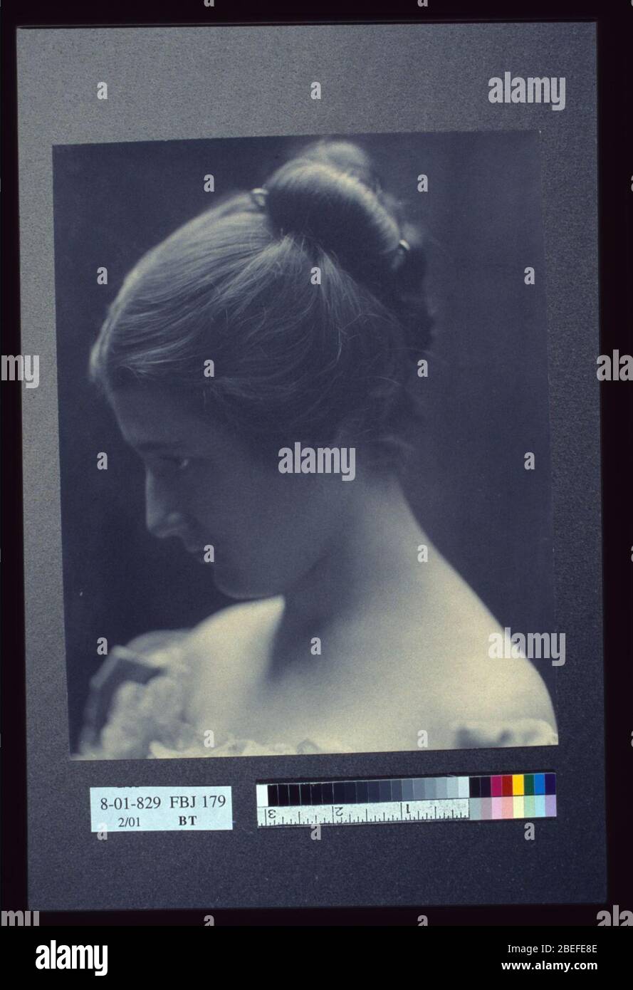 Head-and-shoulders profile portrait of young woman, facing left Stock ...