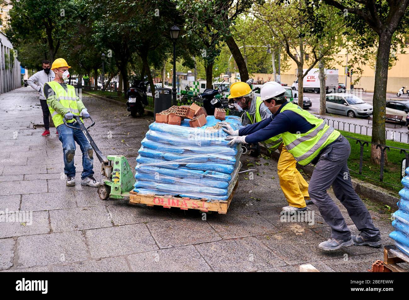 Construction workers wearing face masks hi-res stock photography and ...