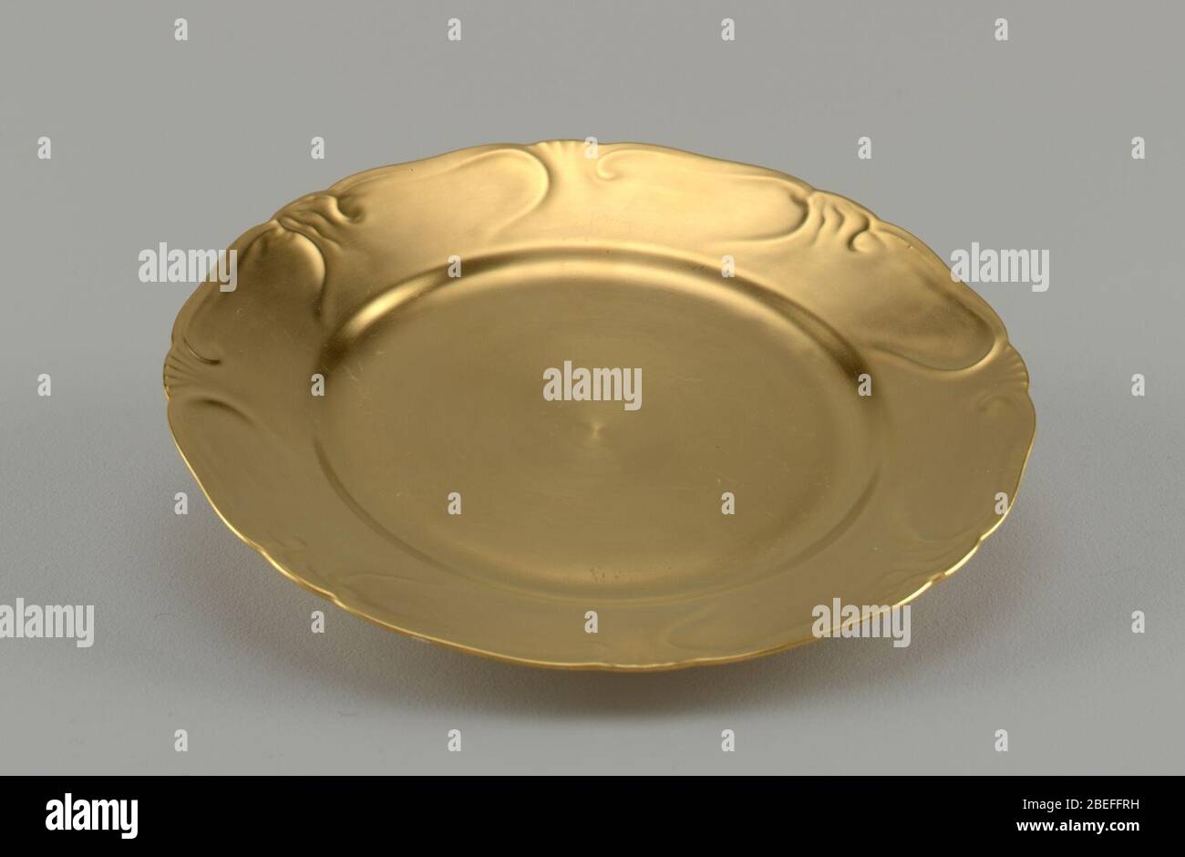 Gold dinner plate hi-res stock photography and images - Alamy