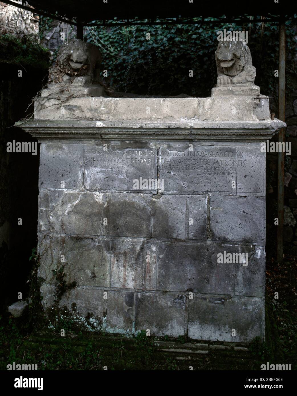 Tomb pompeii inscription hi-res stock photography and images - Alamy