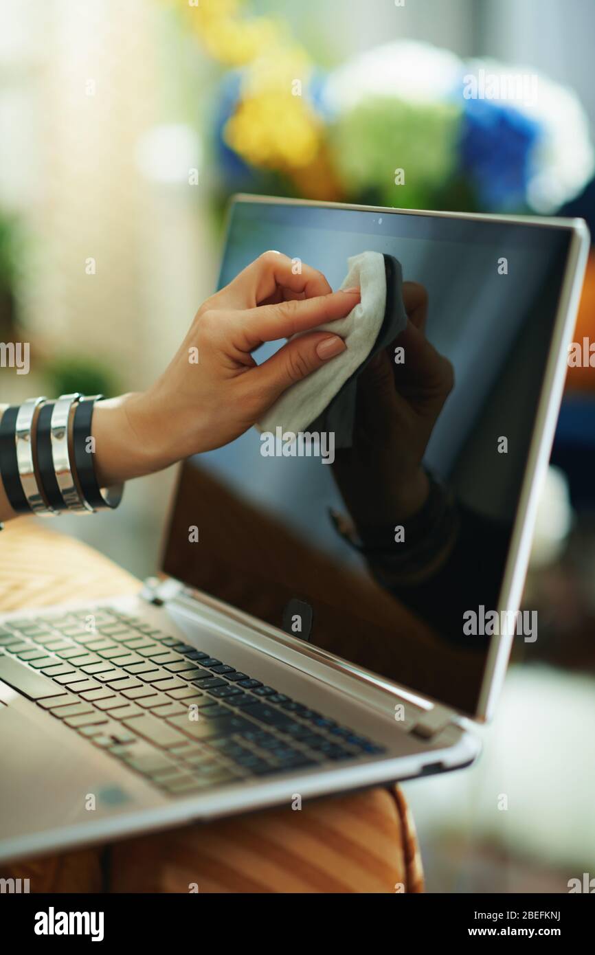 Process searching in screen 4k hi-res stock photography and images - Alamy