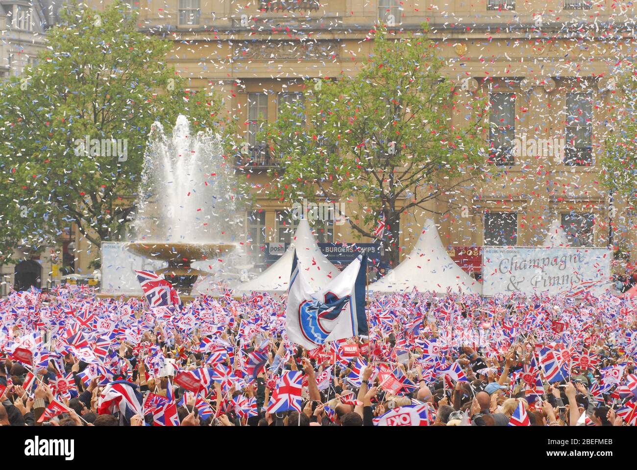 Thousands of partygoers dance and wave Union Jack flags in Trafalgar ...