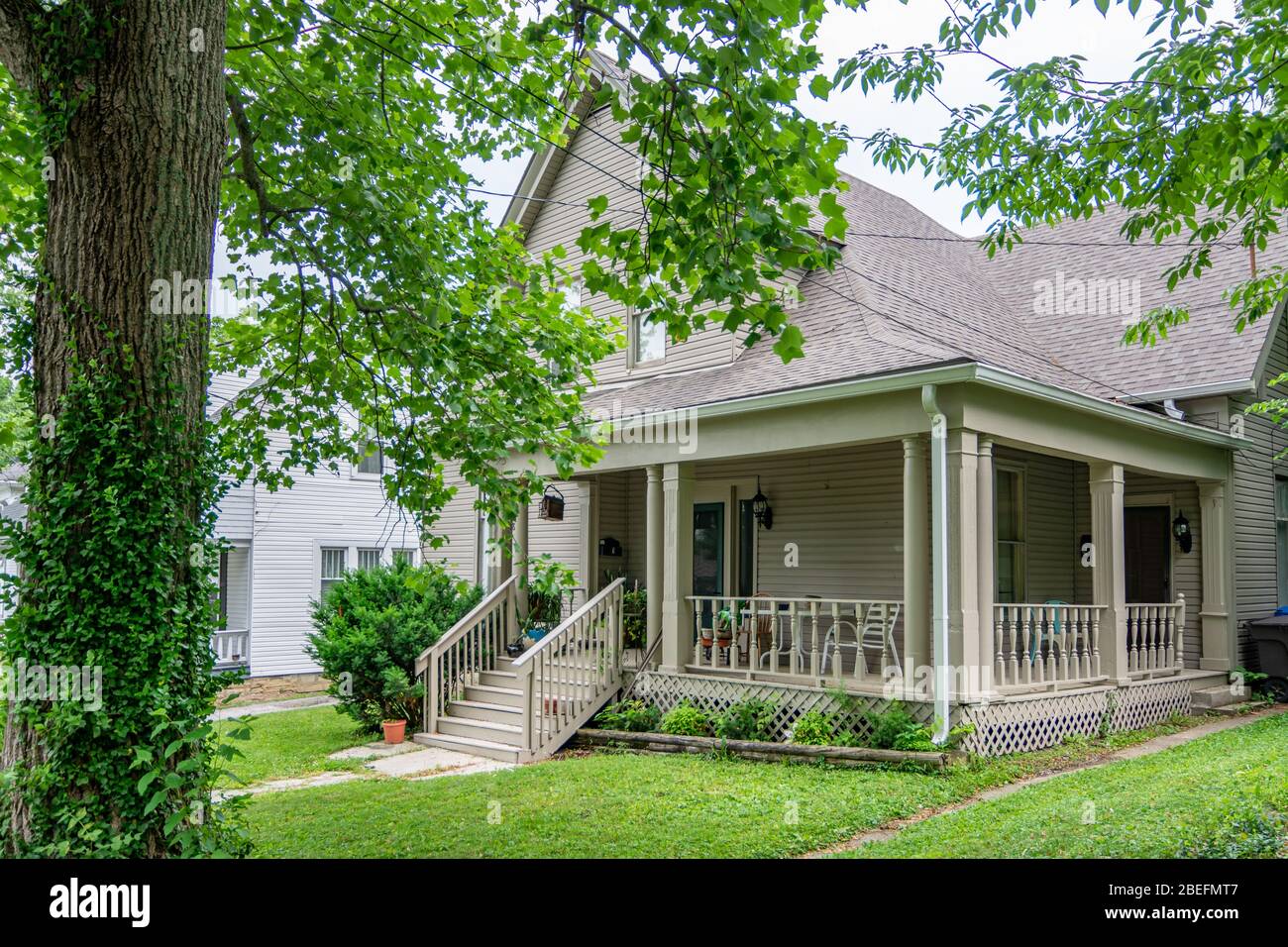 Traditional two story house america hi-res stock photography and images ...
