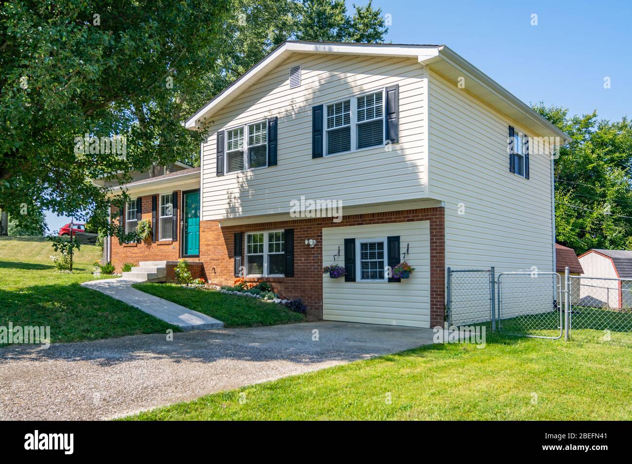 Middle class residence outside hi-res stock photography and images - Alamy