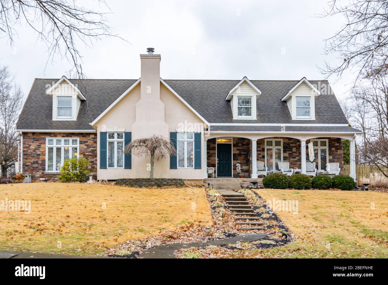 Middle class two story home hi-res stock photography and images - Alamy