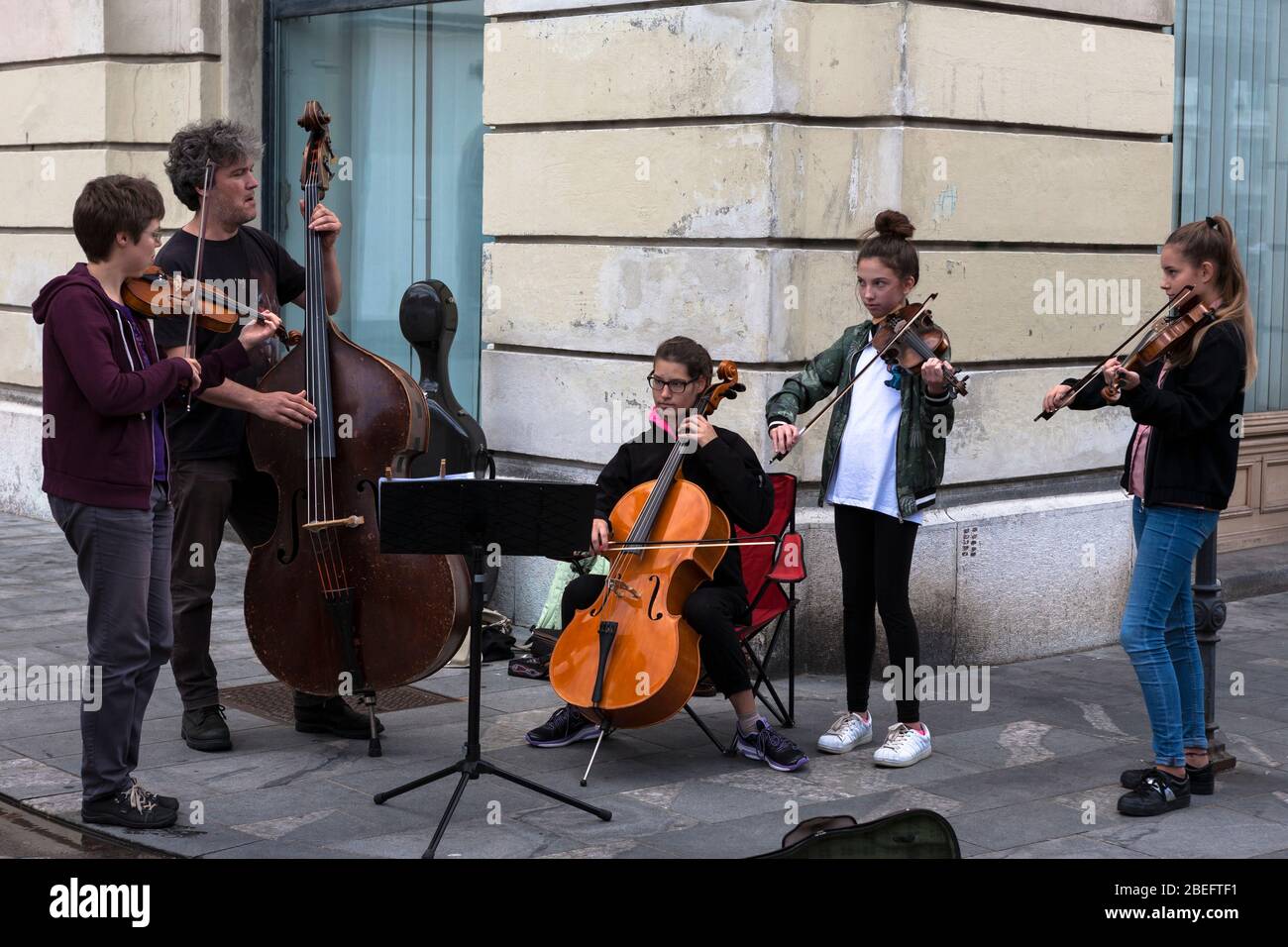 String violins hi-res stock photography and images - Alamy
