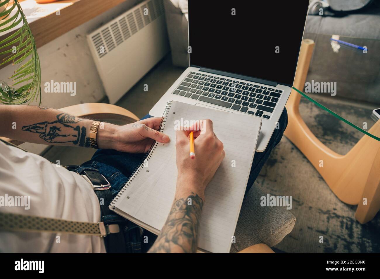 Doing notes hi-res stock photography and images - Alamy