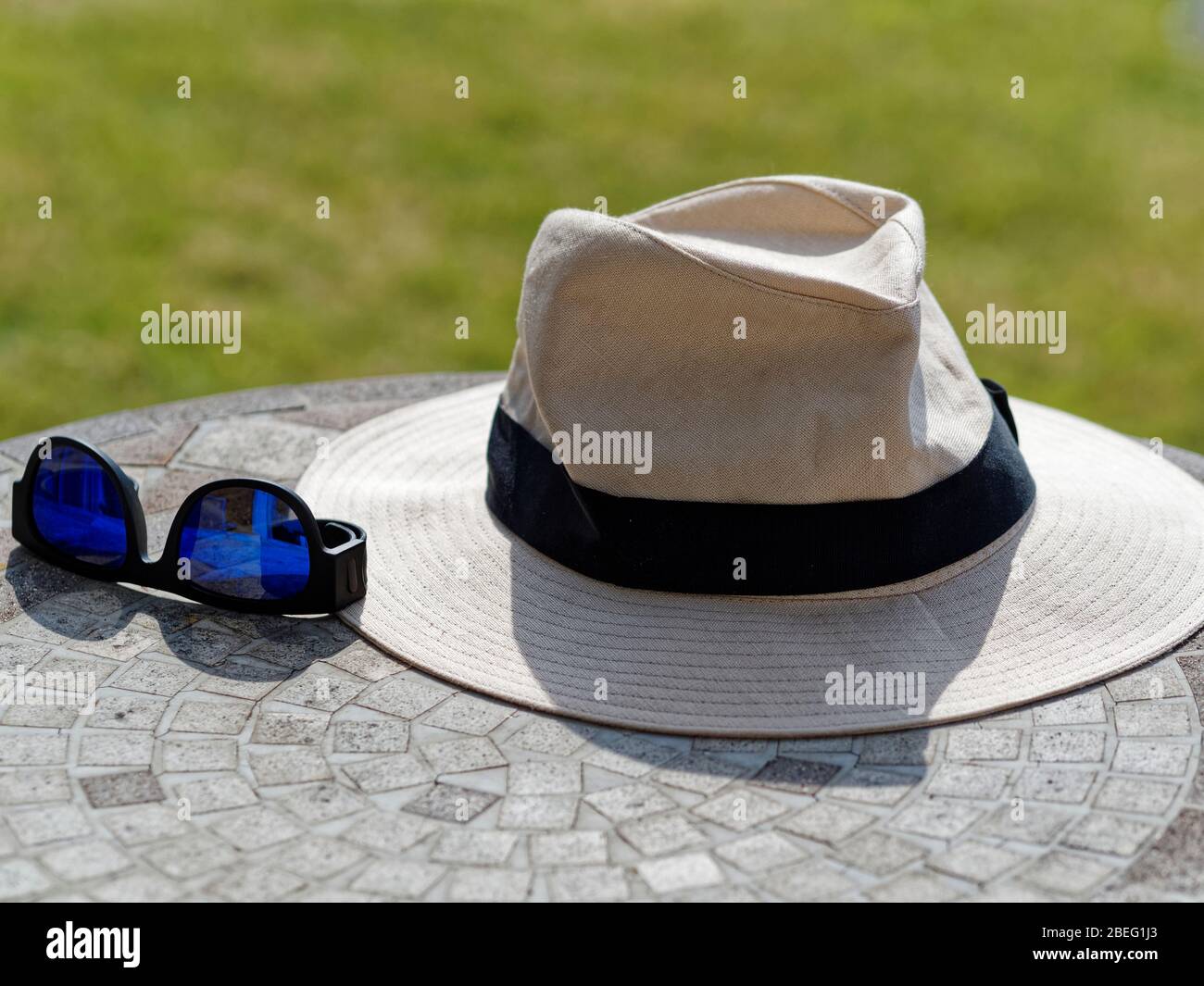 Focus isolation hi-res stock photography and images - Alamy