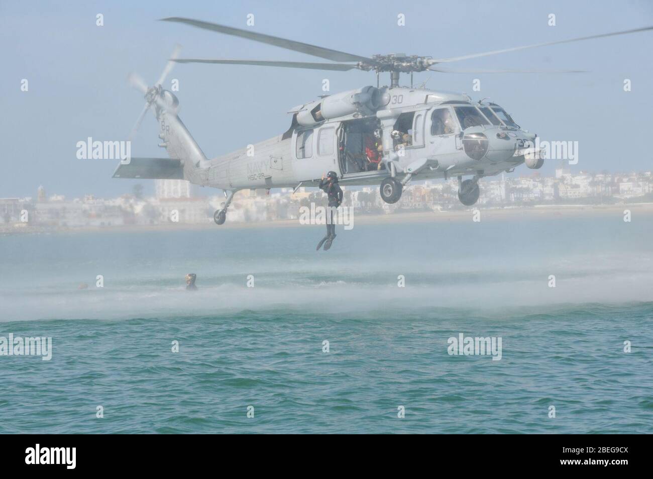 Helicopter rope suspension training hi-res stock photography and images ...