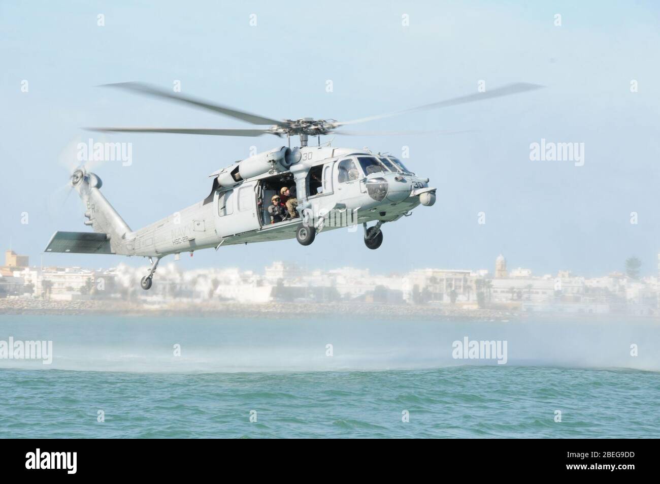 Helicopter rope suspension training hi-res stock photography and images ...