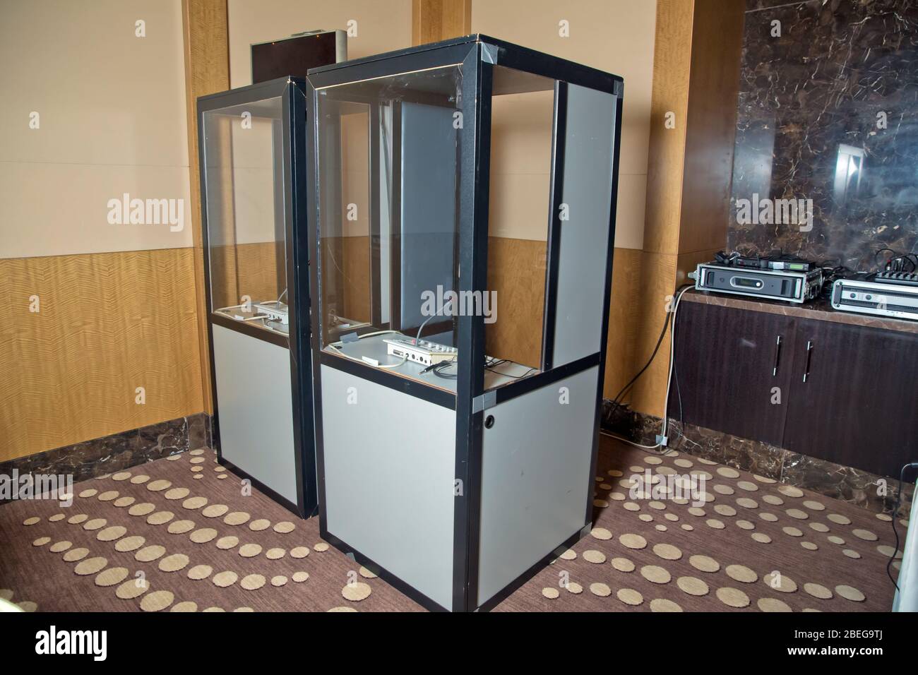 Interpreting booth hi-res stock photography and images - Alamy