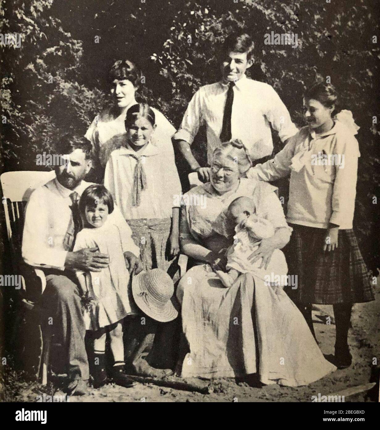 Family 1915 hi-res stock photography and images - Alamy