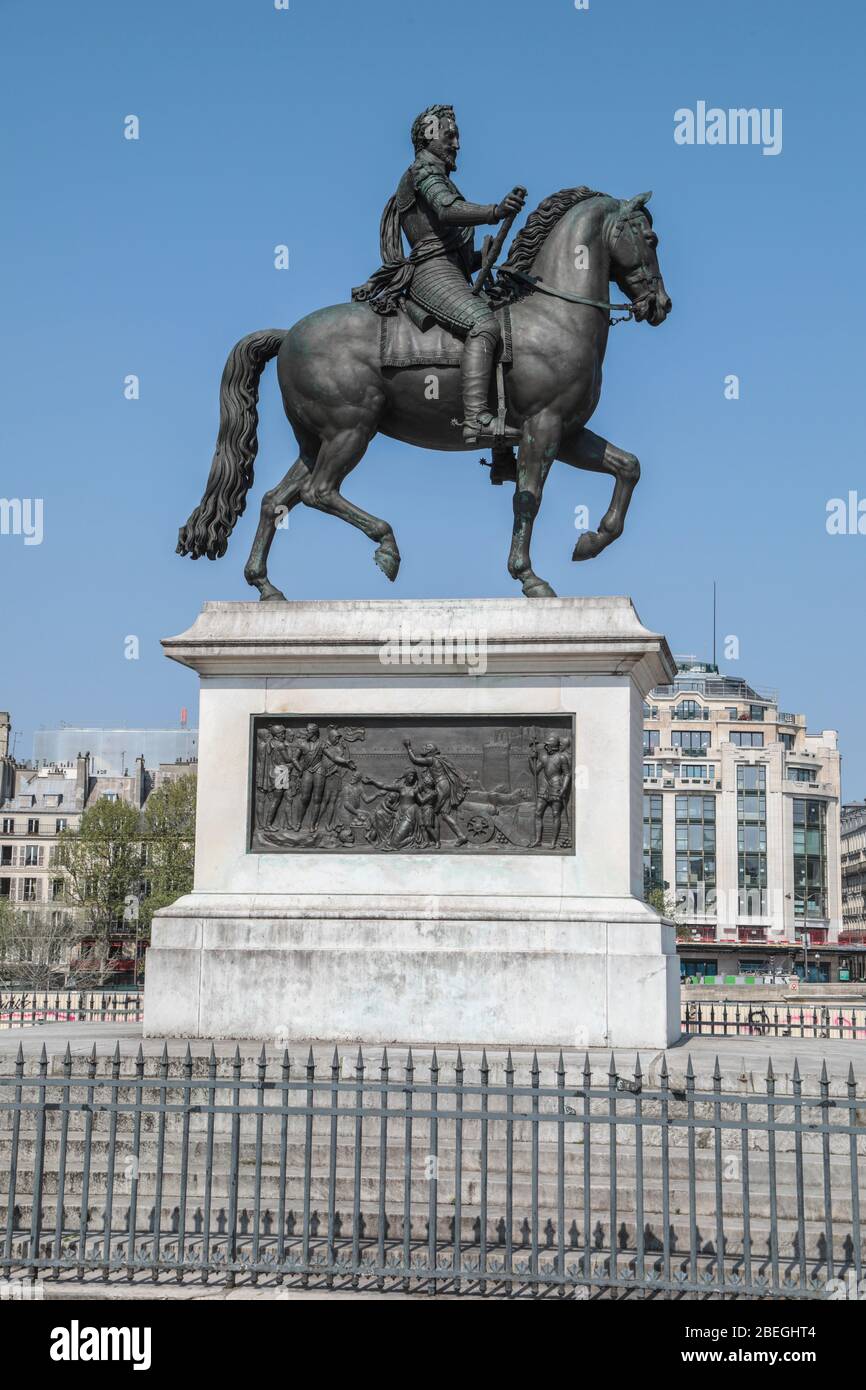 Statue of french king henri iv hi-res stock photography and images - Alamy