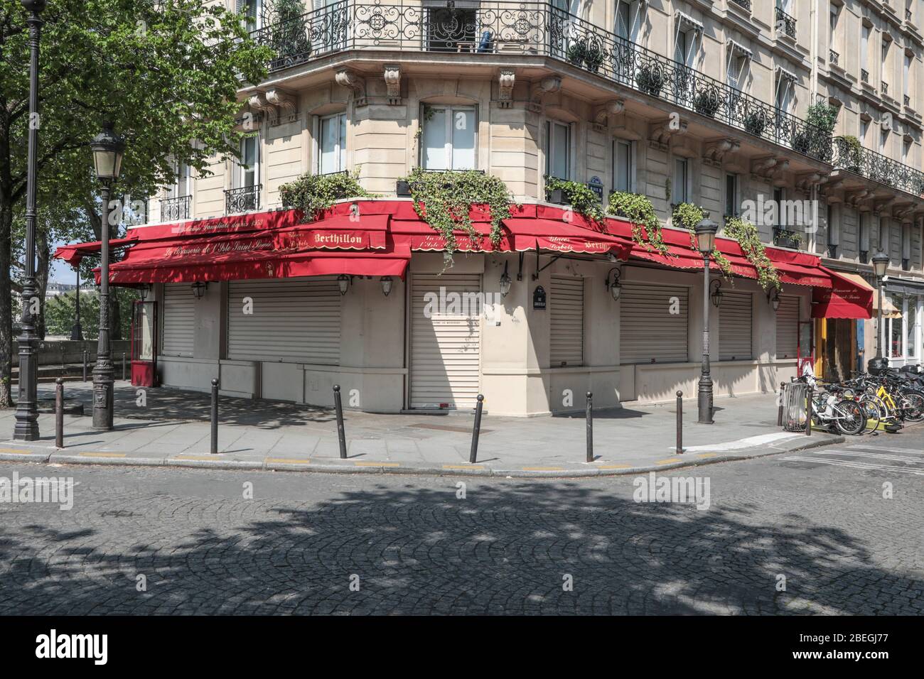 LA BRASSERIE DE L'ISLE SAINT LOUIS, PARIS Stock Photo - Alamy