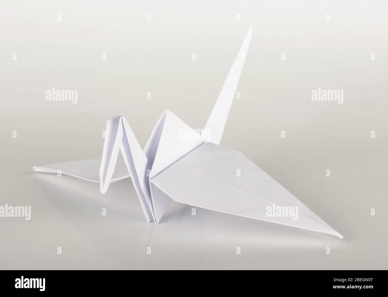 White origami cranes hi-res stock photography and images - Alamy