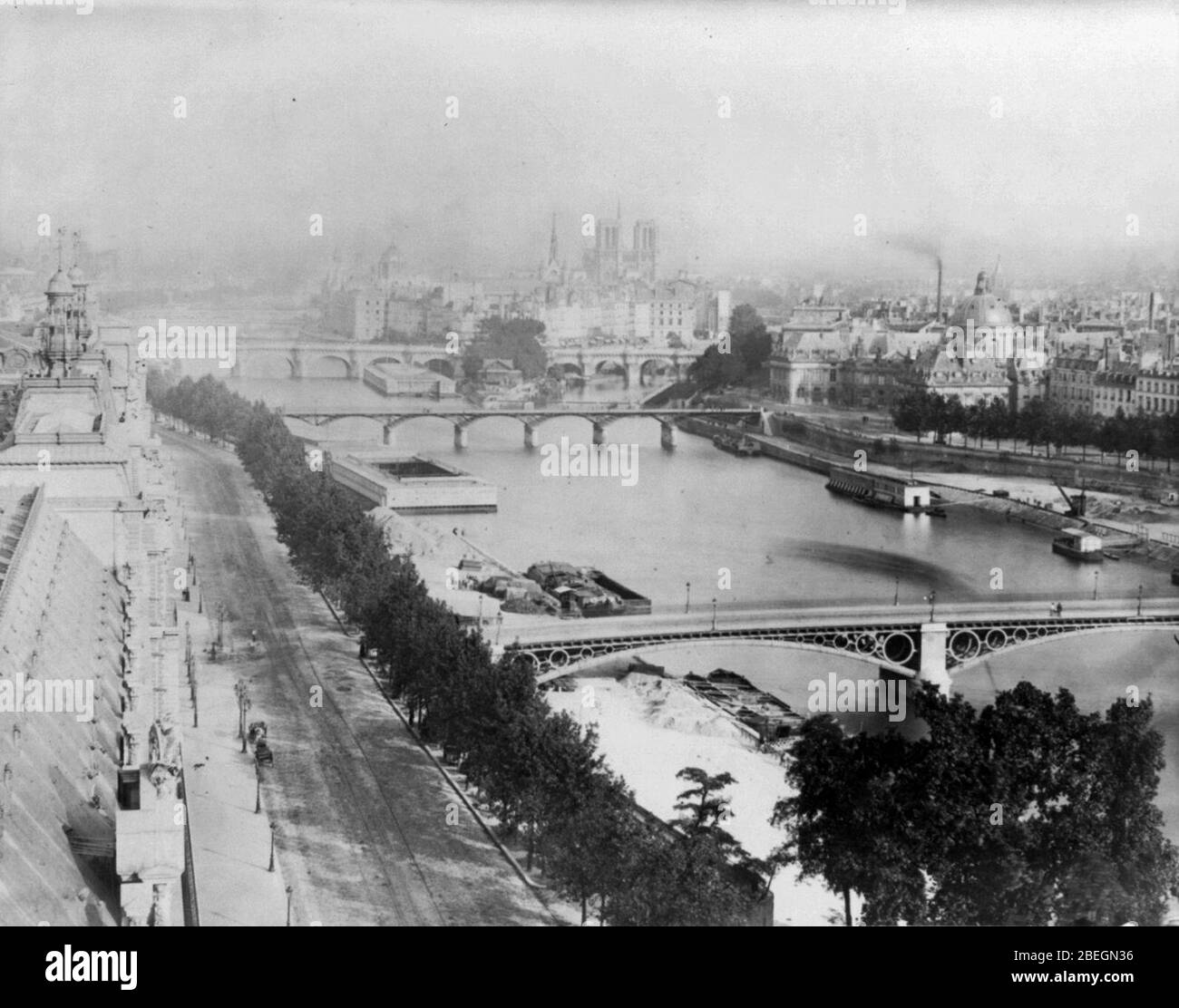 Henri Giffard's balloon over Seine bridges, Paris, 1878 Stock Photo - Alamy