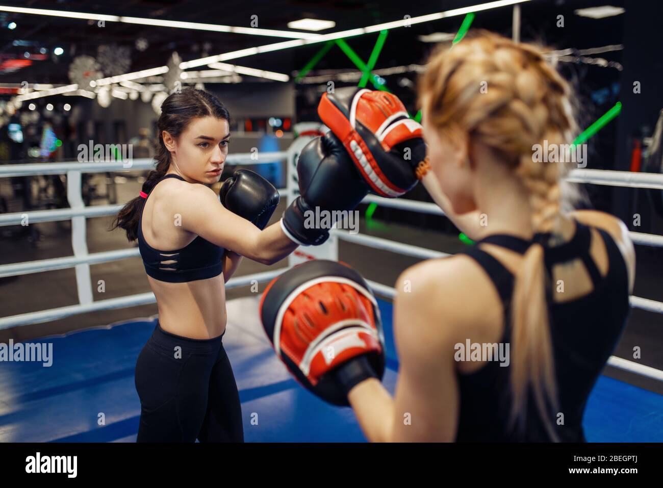 Women boxing hi-res stock photography and images - Alamy