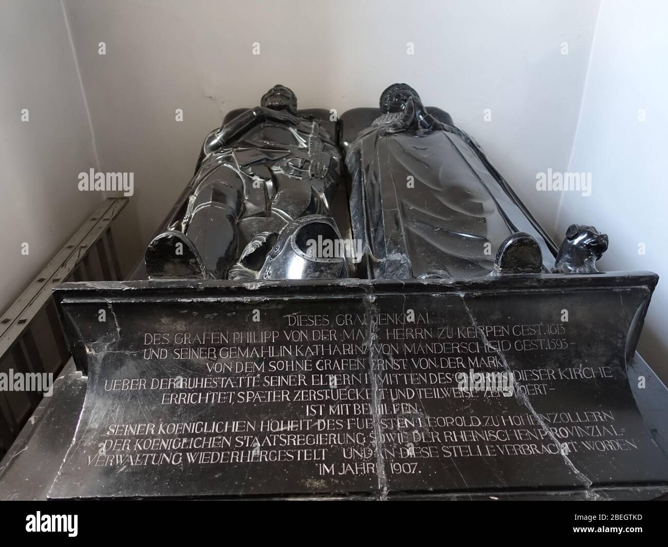 romanische Klosterkirche St. Leodegar Niederehe - Hochgrab des Grafen ...